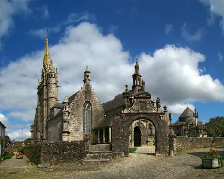 Patrimoine de Bretagne. L’enclos paroissial de Guimiliau vu du ciel