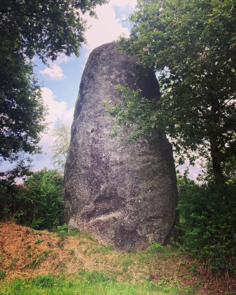 Patrimoine. Le menhir de Glomel ou menhir de « Park menhir